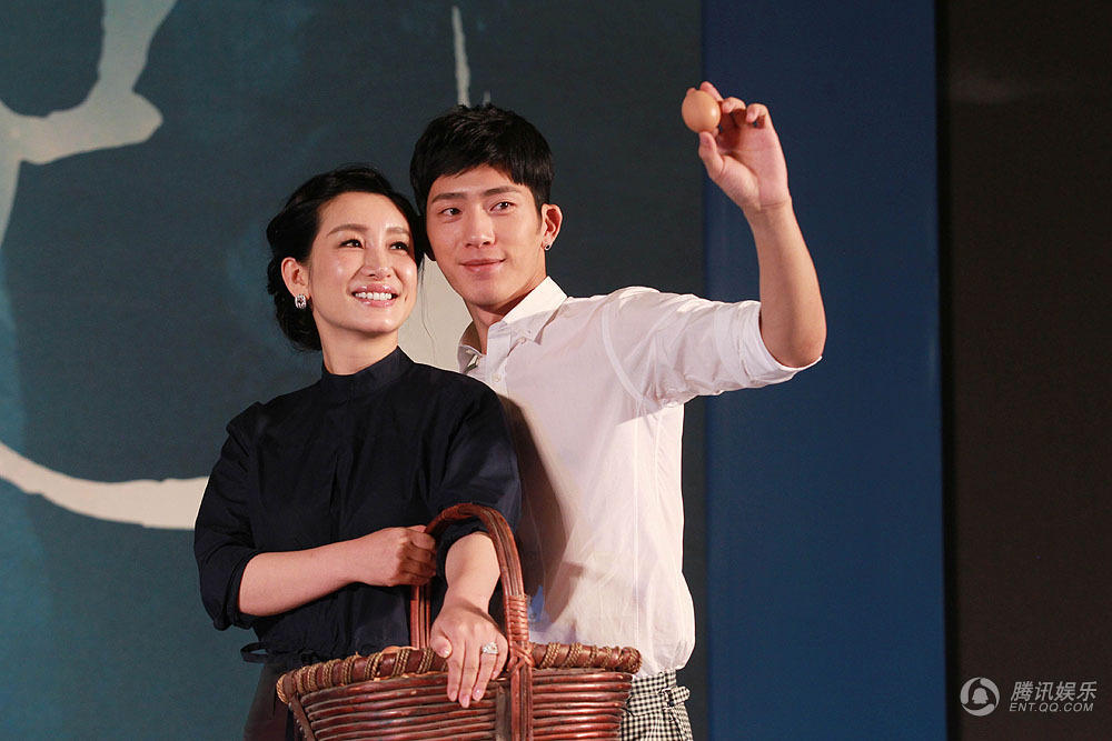 《三城记》发布会井柏然熊抱秦海璐 汤唯量腰围-新闻中心-温州网